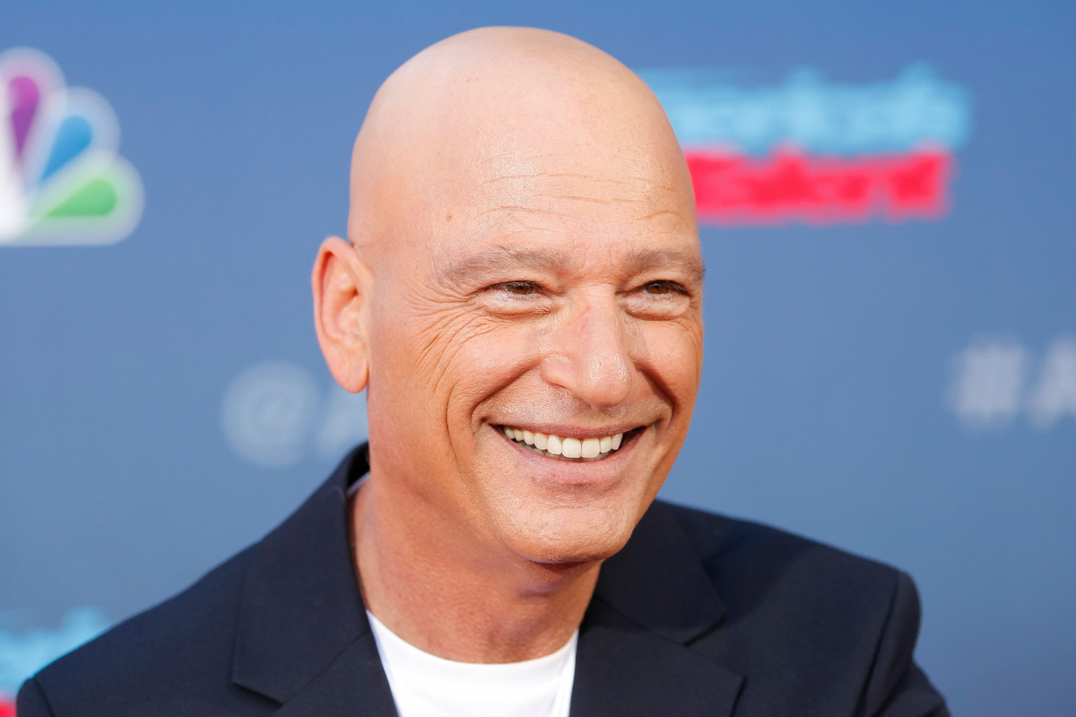 How Hollywood’s biggest germaphobe, Howie Mandel, is currently coping