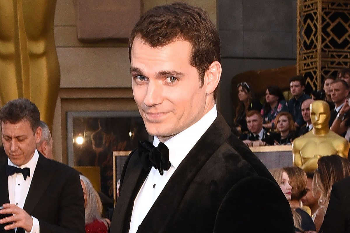 Henry Cavill building a computer in a tank top sends internet into ...