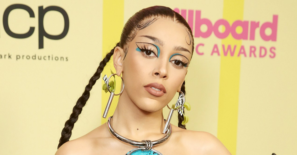 Doja Cat’s Futuristic Braid and Graphic Makeup Won the 2021 BBMAs