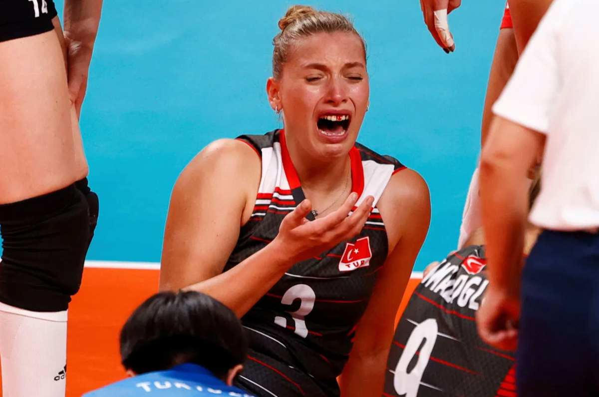 Olympic volleyball players crash heads in horrifying scene