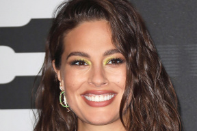 Ashley Graham shows off broken tooth from biting frozen cookie