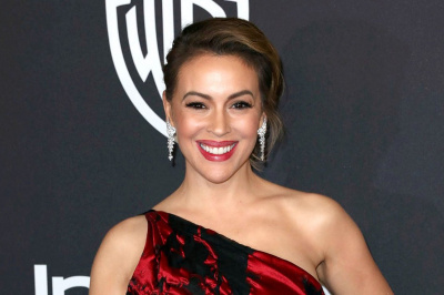 Alyssa Milano trolled on Twitter for wearing crochet face mask